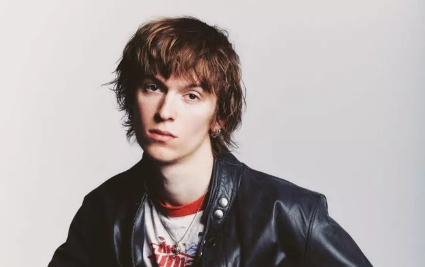 Forpremiere: Vinz debuterer med "Vi to os to"